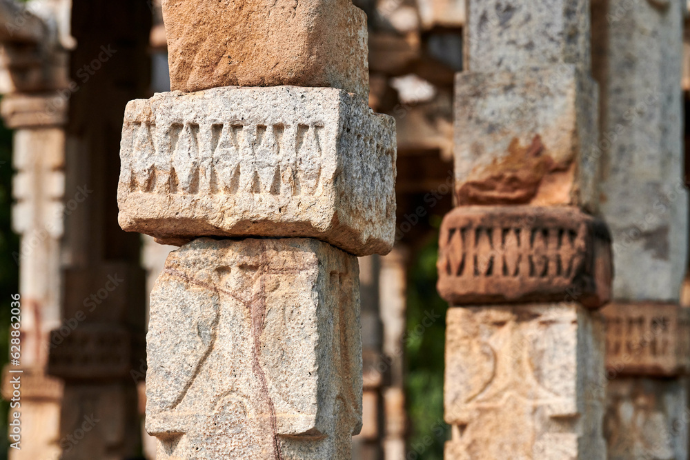 Foto de Stone columns with decorative bas relief of Qutb complex in ...