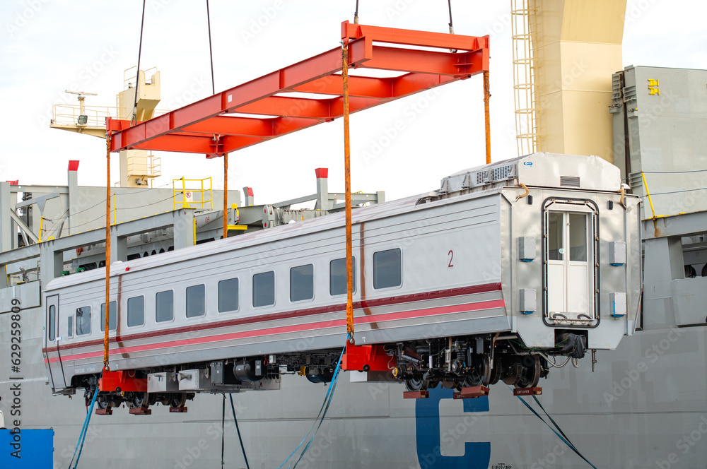 Unloading operation of project cargo with port heavy lift cranes A ...