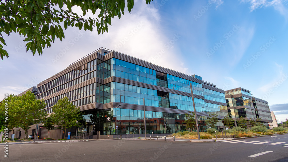 Massy, France - 30 juillet 2023: Vue extérieure du siège social mondial ...