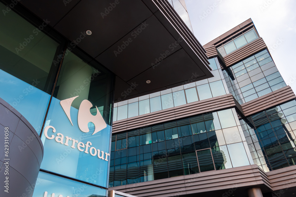 Massy, France - 30 juillet 2023: Façade du siège social mondial de ...