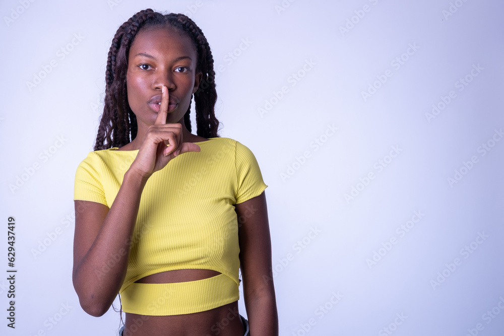 Shh, ¡cállate! Bonita chica de color mirando a la cámara, pidiendo ...