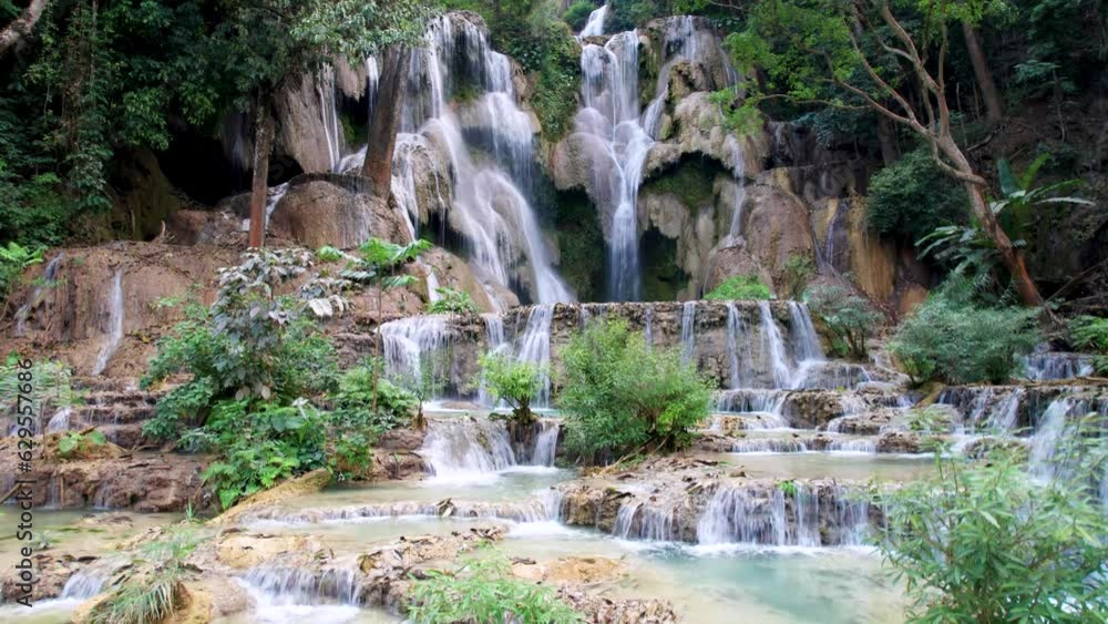 Chute d’eau de Kuang Si au Laos region de Luang Prabang en Asie du Sud ...