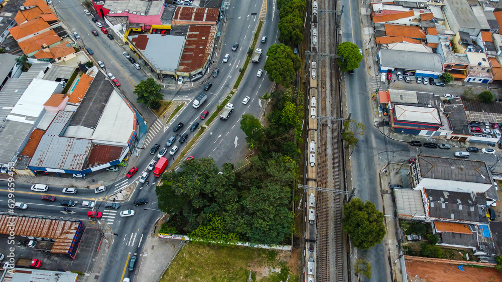 Visão aérea da região central da cidade de Suzano com vista do tráfego ...