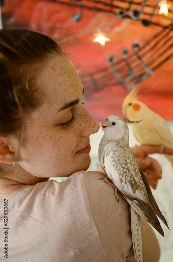 Foto de Beautiful woman with birds.Girl with parrots.Love for birds ...
