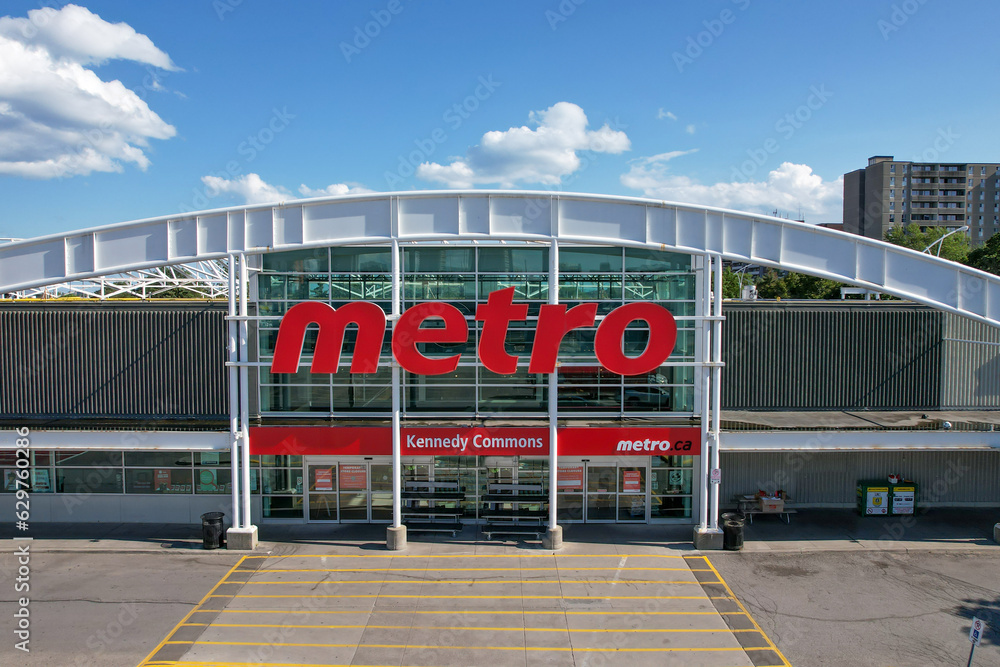 Metro grocery store closed due worker strike for an agreement of ...