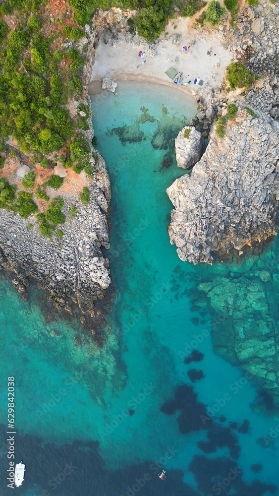 Vista aérea de una costa rocosa y con arena clara. Aguas de mar ...