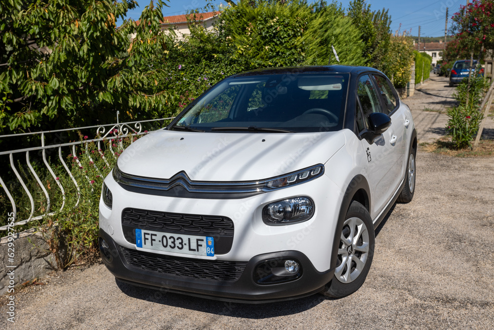 Vaison la Romaine, Vaucluse, France - 26072023 - vue de devant d'une ...