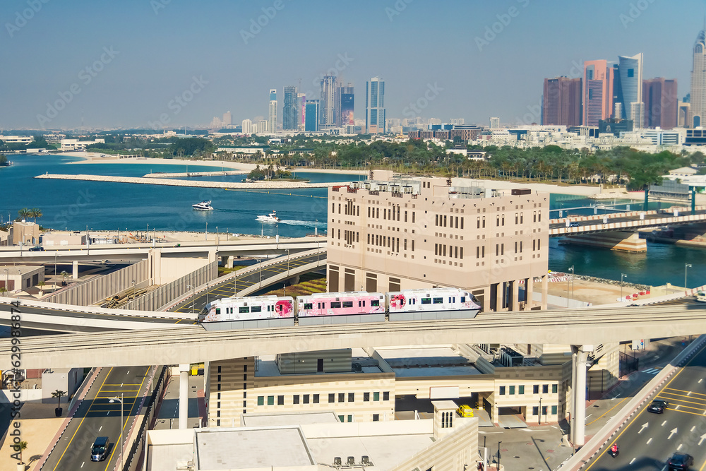 Foto de Dubai Monorail on Palm Jumeirah in Dubai (UAE). The monorail ...
