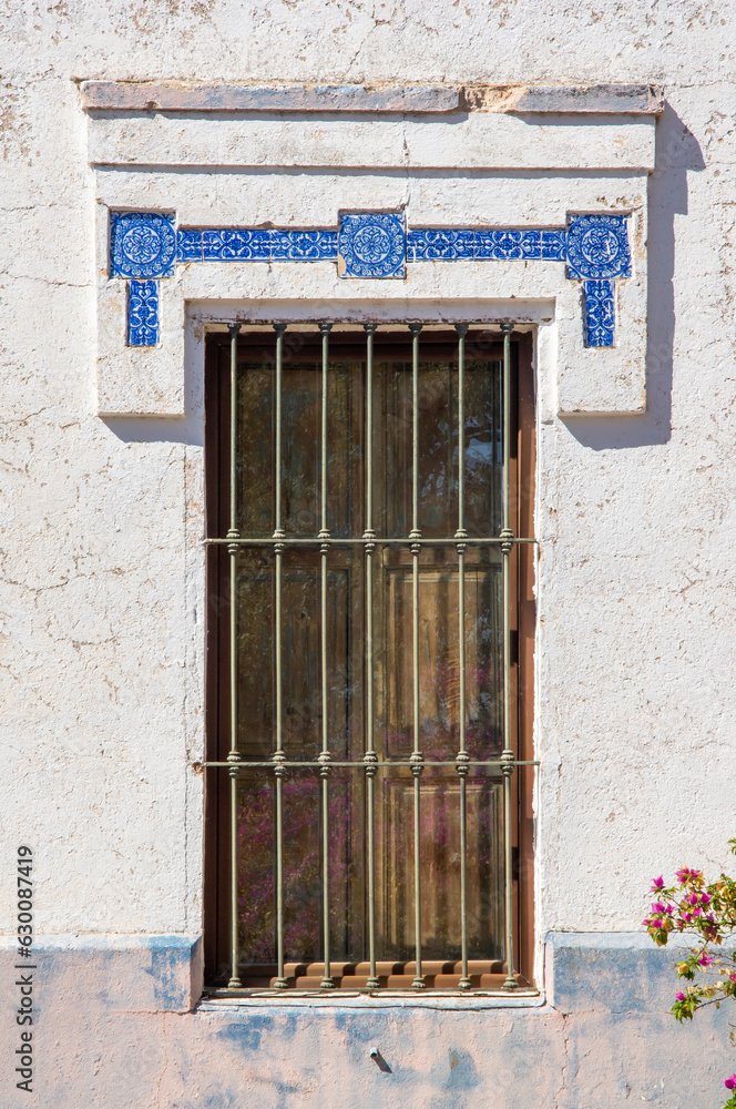 Ventana de tipo colonial español en edificio de principios del siglo XX ...