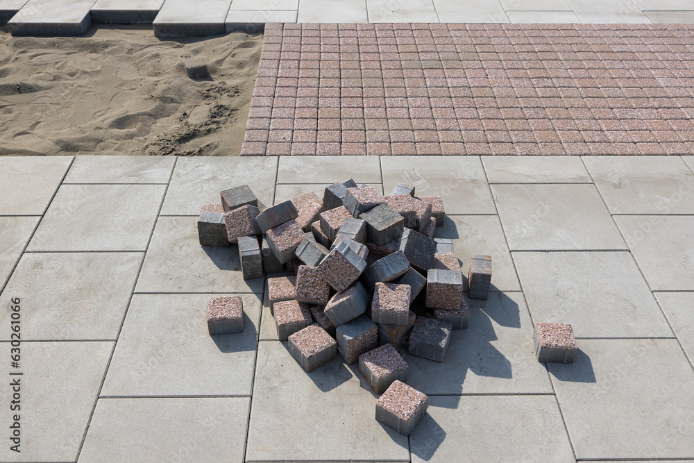 Foto de Modern square paving slabs. Construction of a new pedestrian ...
