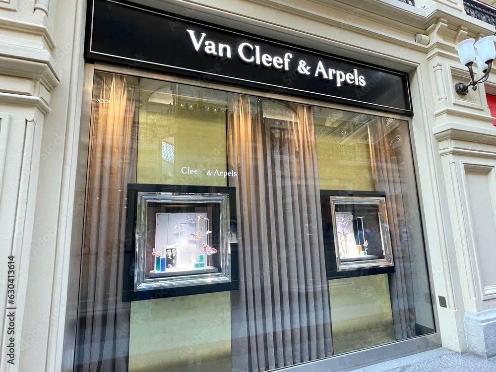 Brand store of Van Cleef & Arpels Jewelry company. Shopwindow in ...