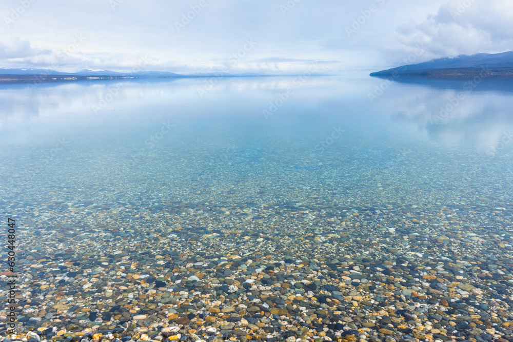 LAGO FAGNANO, USHUAIA. TIERRA DEL FUEGO, PATAGONIA ARGENTINA. LAGO DE ...