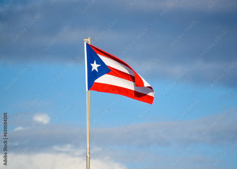 bandera de Puerto Rico ondeando en el cielo azul con nubes , primer ...