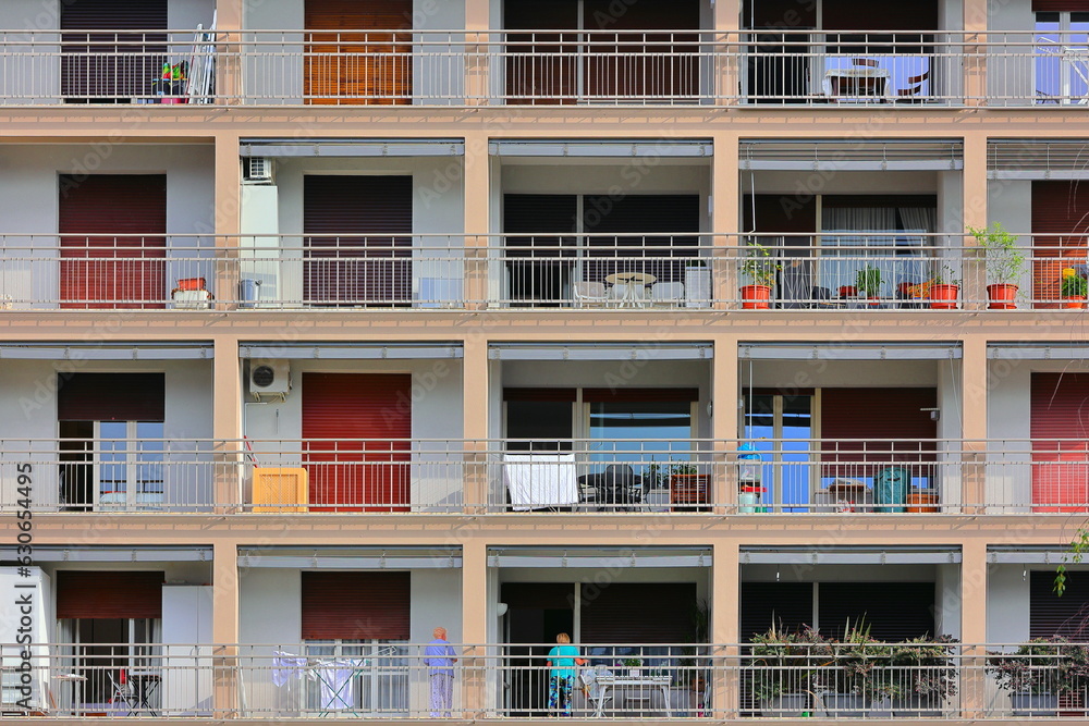 EDIFICIO DI APPARTAMENTI CON FINESTRE E BALCONI , APARTMENT BUILDING ...