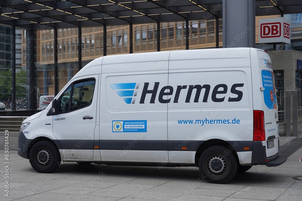 E-Transporter (Mercedes-Benz Sprinter) von Hermes auf dem Potsdamer ...