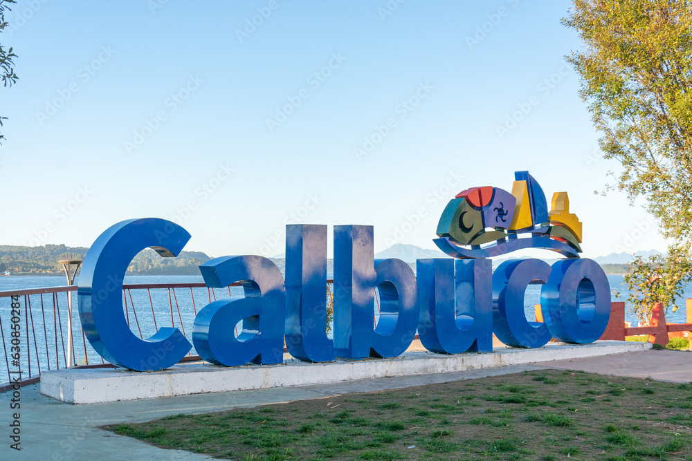 Letrero Ciudad de Calbuco, región de Los Lagos, Chile Stock Photo ...
