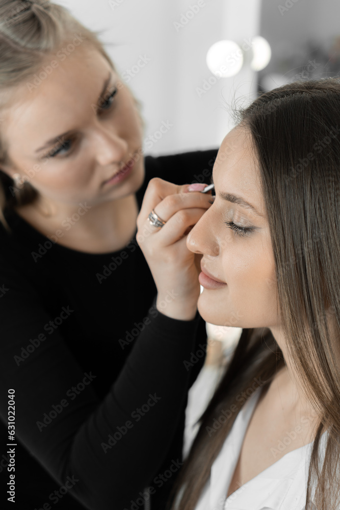 Foto de This gorgeous photo captures the process thorough eyebrow ...