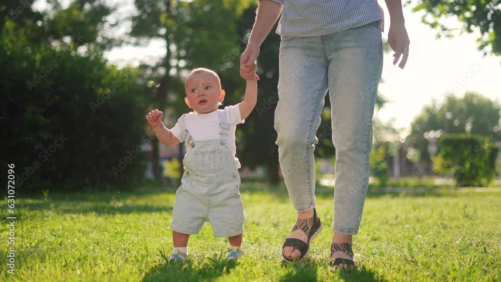 Stockvideo baby first steps. happy family a kid dream concept. mom ...