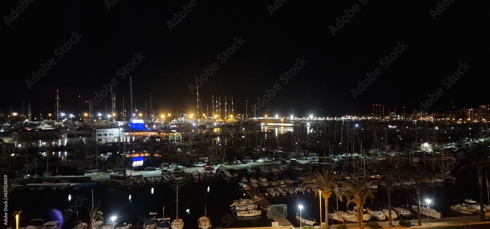 Foto de Palma de Mallorca's port and shore promenade combine to create ...