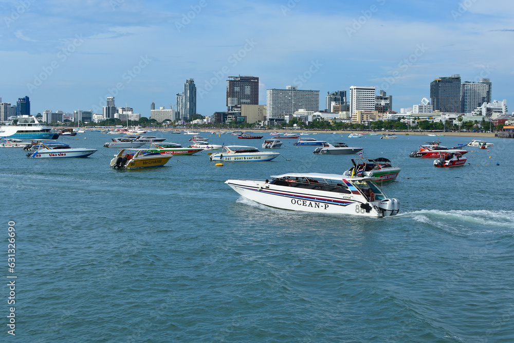 Foto de Pattaya Pier has tourists And many speed boats are parked..It ...