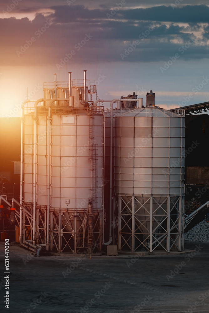 Grain storage facilities in the port. Handling of the grain cargoes ...