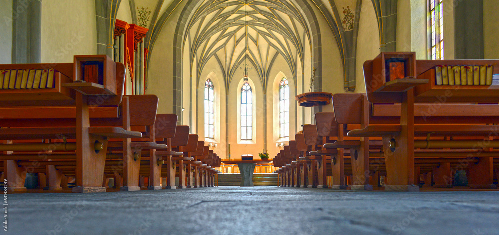 Innenansicht der reformierten Kirche Thusis in der Region Viamala ...