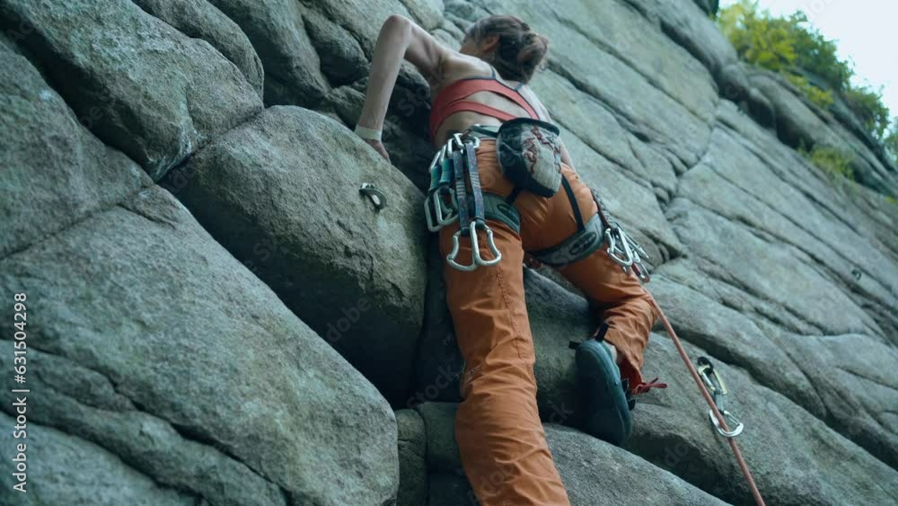 Vidéo Stock young slim muscular woman rockclimber climbing on tough ...