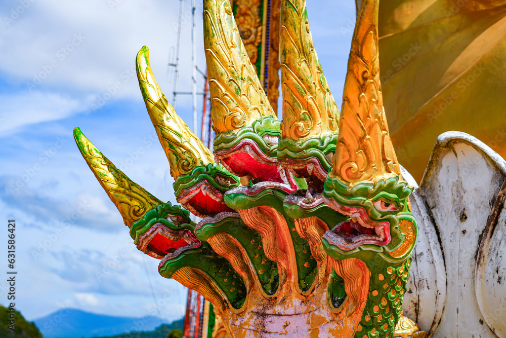 Foto de Five-headed Thai Naga dragon at the hilltop pagoda of the Wat ...