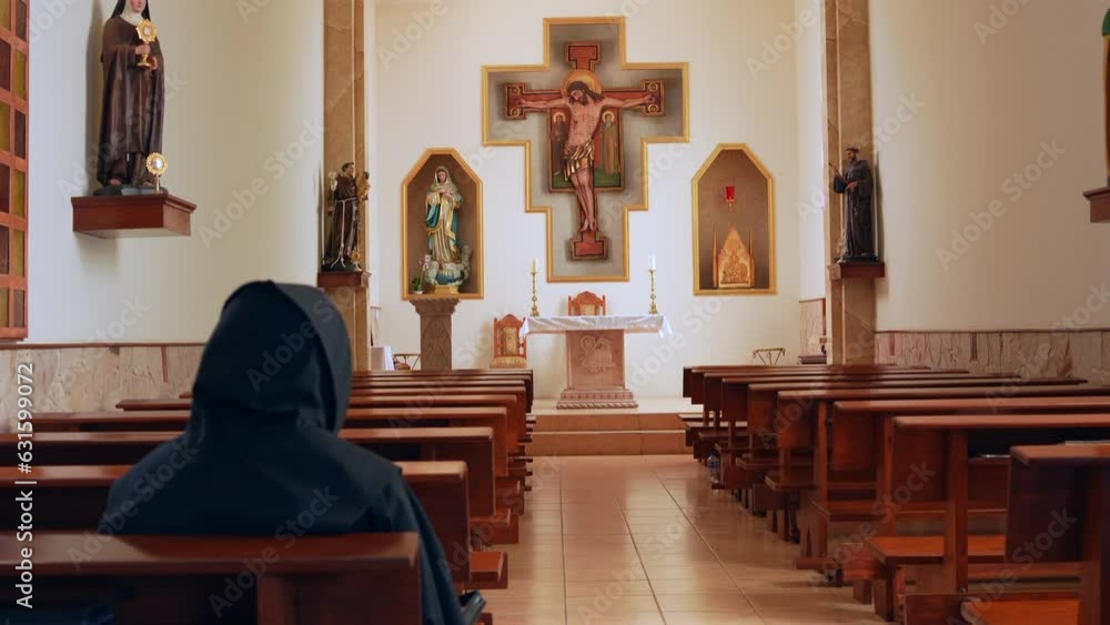 Fraile monje sacerdote padre Franciscano sentado leyendo meditando ...