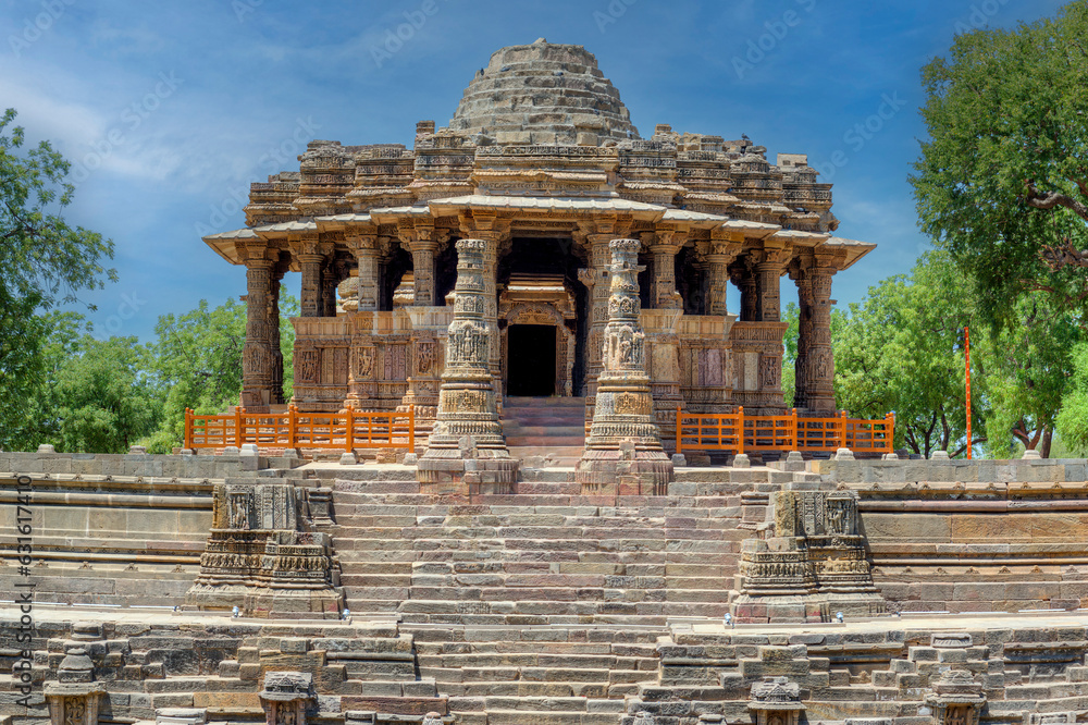 Foto de The Sun Temple at Modhera is an ancient Hindu temple located in ...