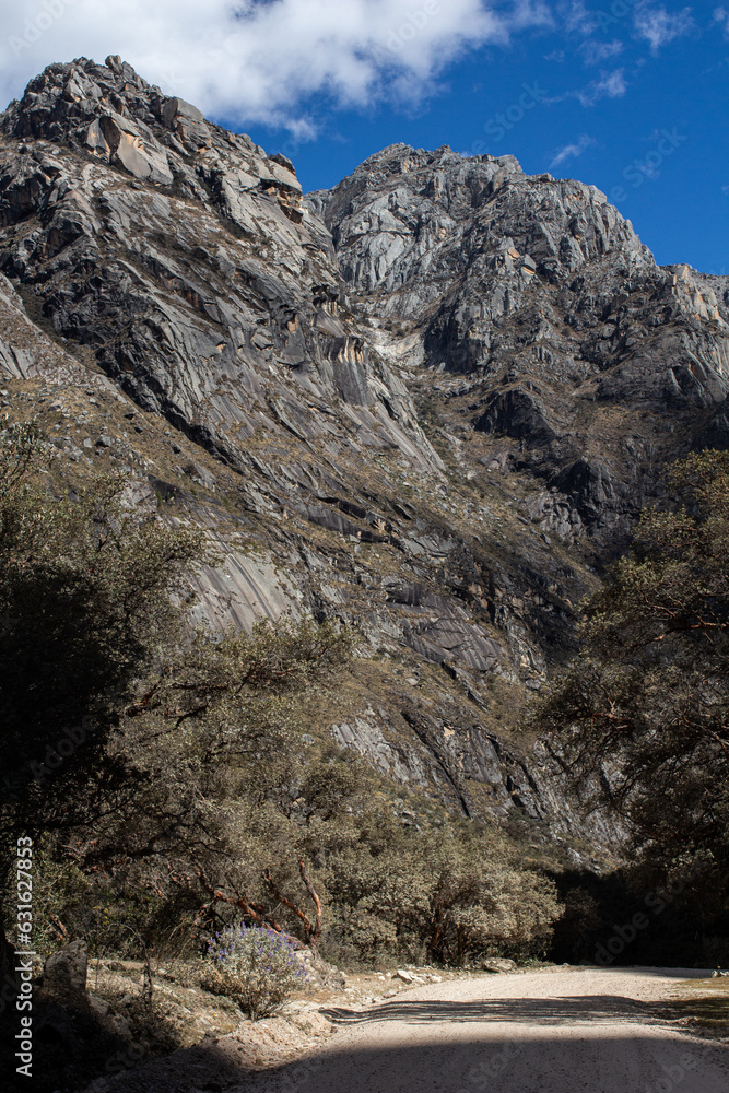 Cerro andina de roca en los Andes del Perú, cerca de los glaciares con ...