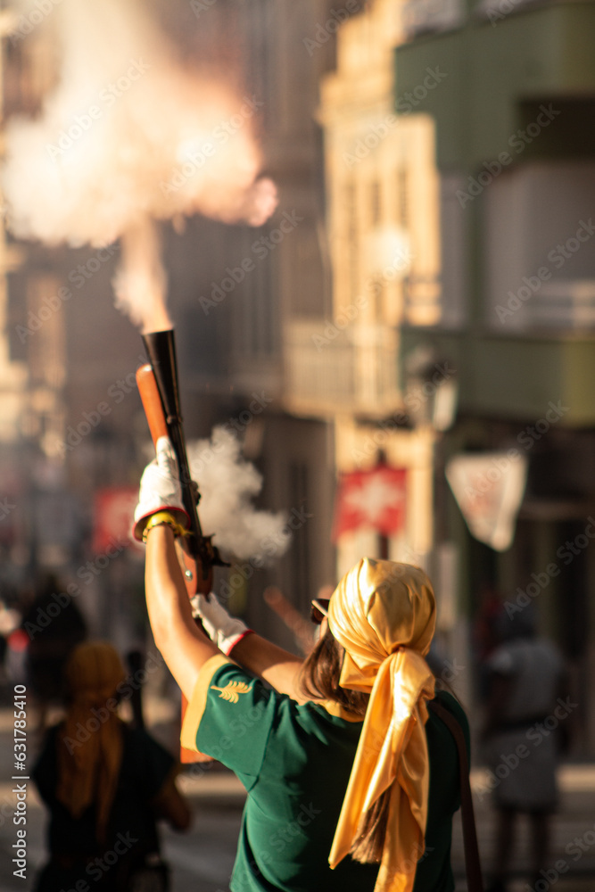 Mujer disparando arma tradicional en las calles Stock Photo | Adobe Stock