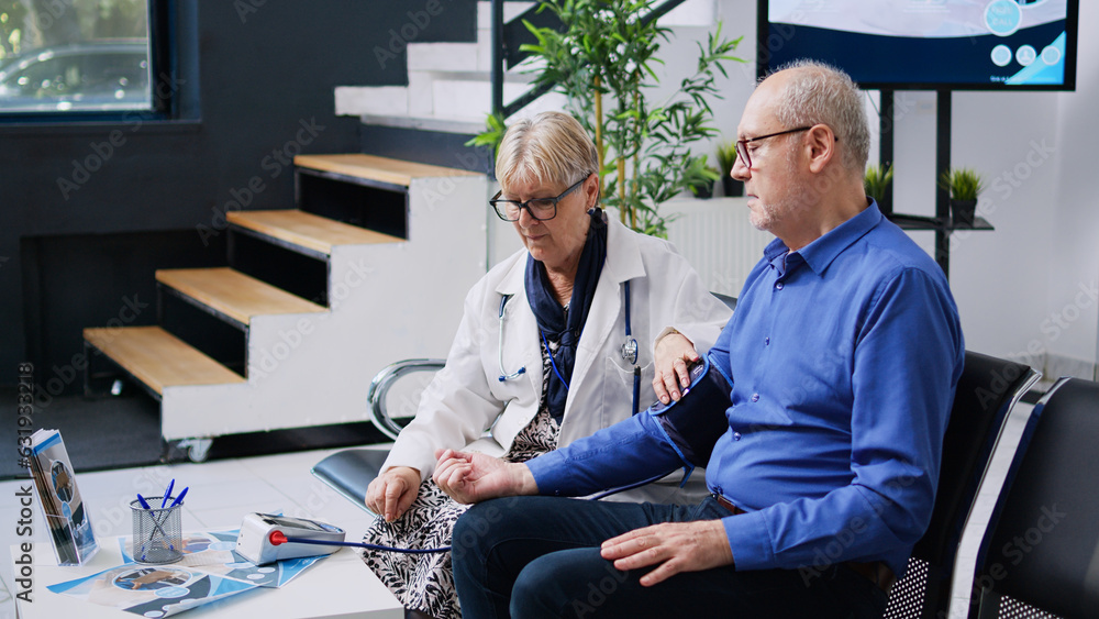 Foto de Cardiologist using tonometer instrument to measure patient ...
