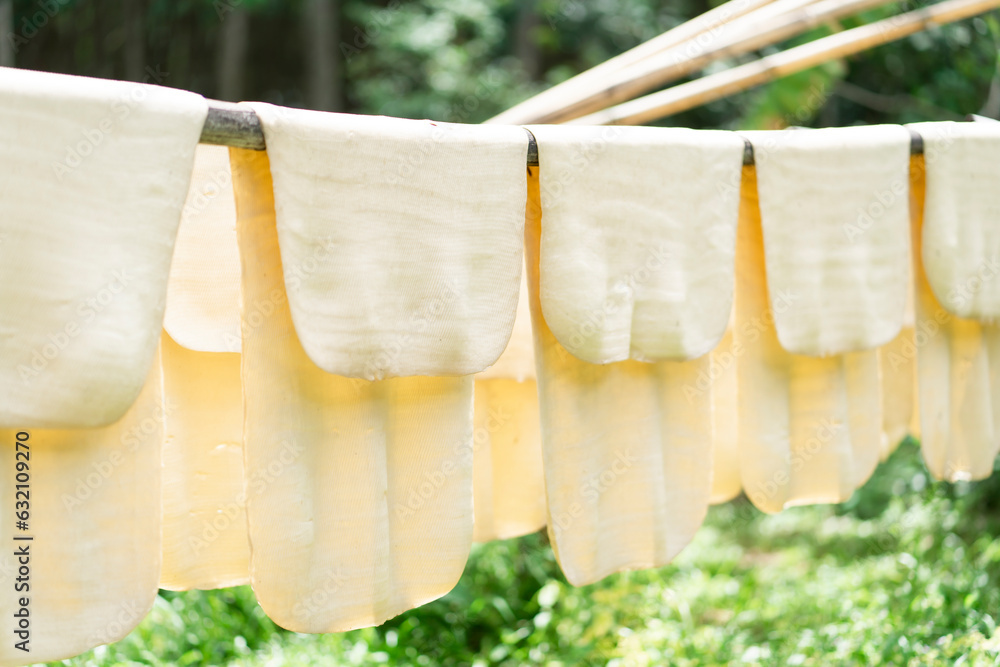 Rubber sheets dry The raw rubber latex is made of acid, which makes it ...