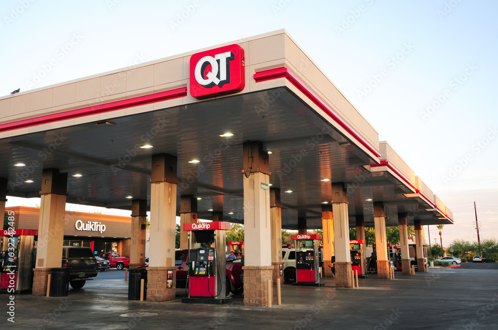 Foto de Fuel island canopy at QuikTrip convenience store showing ...
