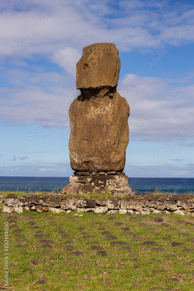 Maoi des Ahu Akapu, Hanga Kio'e, Rapa Nui, Osterinsel Stock Photo ...