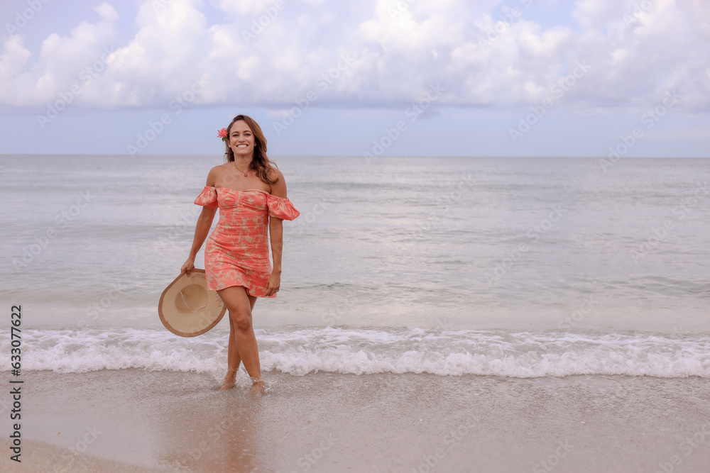 Foto de beautiful woman on vacation posing by the beach in south ...