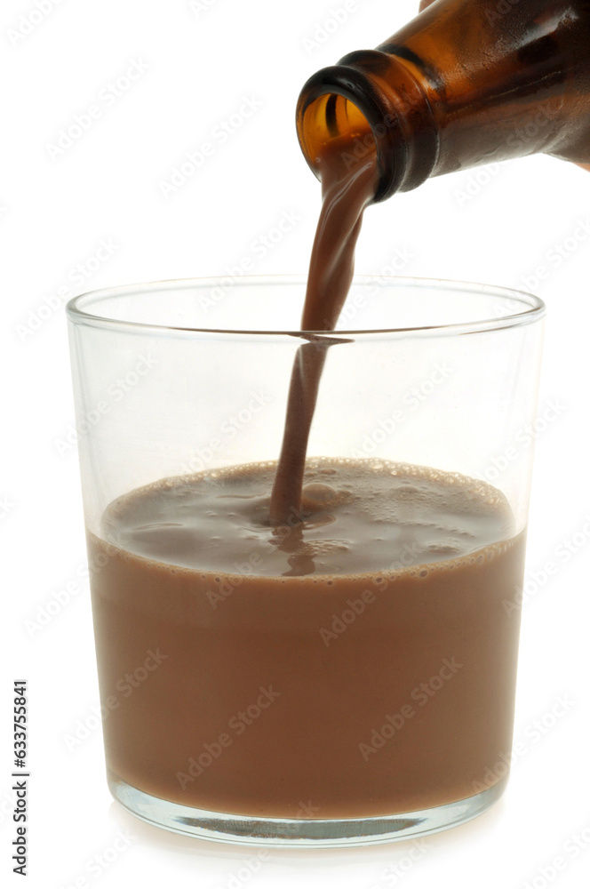 Photo Remplir un verre de boisson chocolatée en gros plan sur fond ...