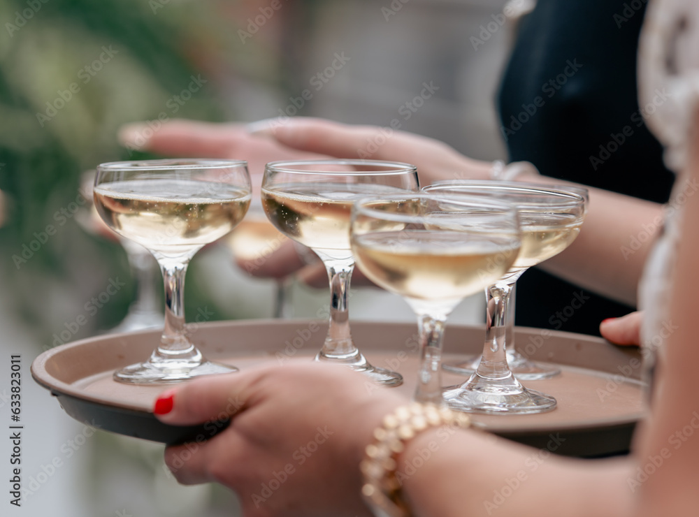 gros plan sur des verres à champagnes pleins sur un plateau de service ...