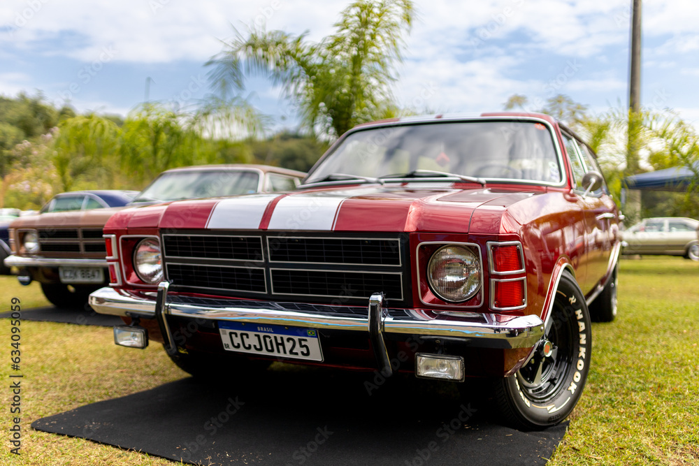 Chevrolet Opala Caravan vermelho, visão frontal, grade frontal, evento ...