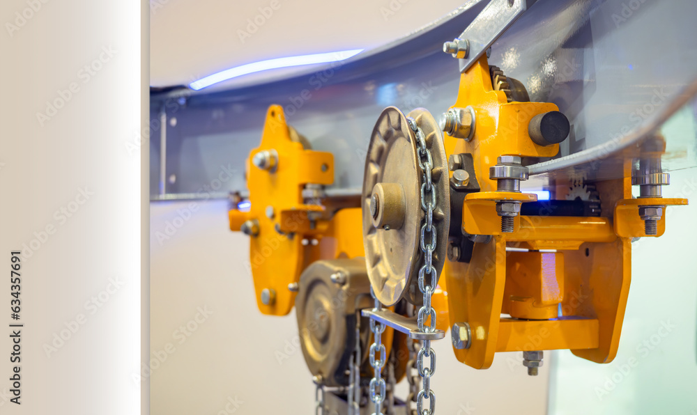 Foto de Mechanism movement hoist is manual. Hanging trolley on rails ...