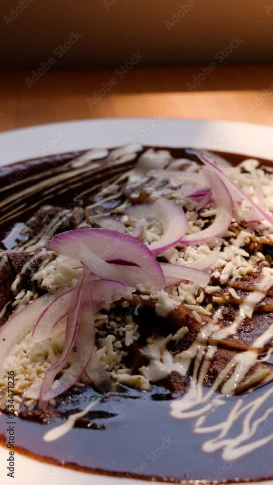 Las enmoladas con un platillo mexicano que representa su cocina. Son ...
