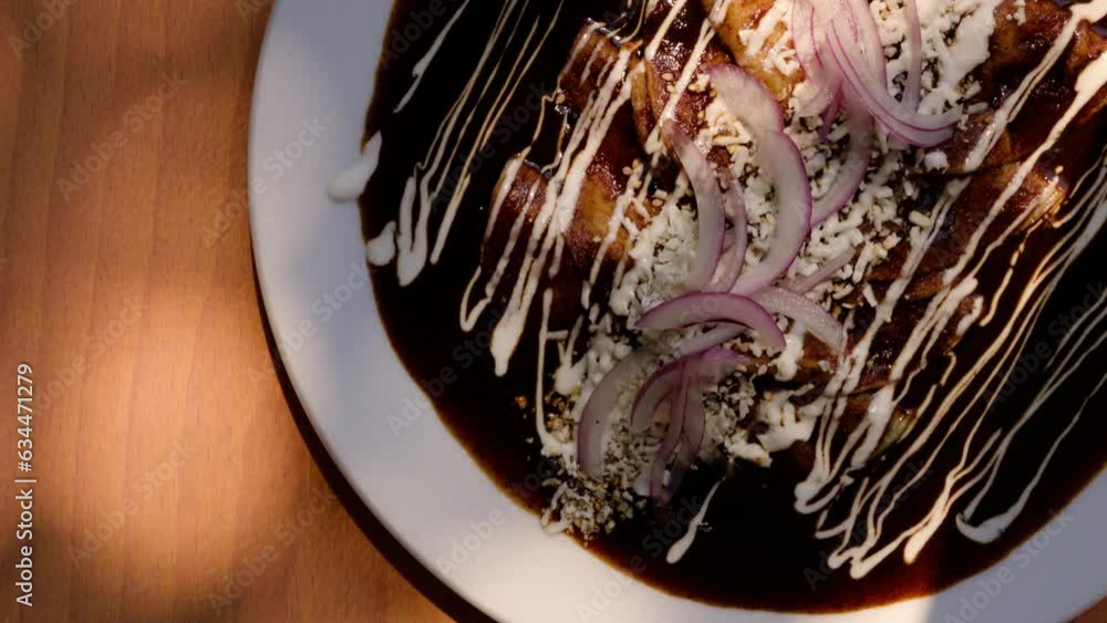 Las enmoladas con un platillo mexicano que representa su cocina. Son ...