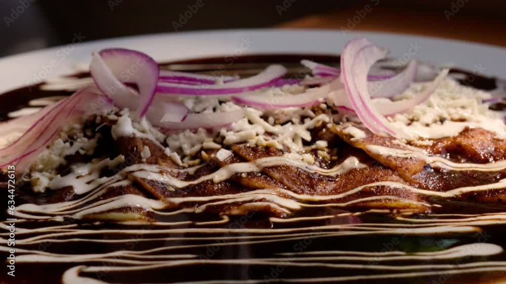 Las enmoladas con un platillo mexicano que representa su cocina. Son ...