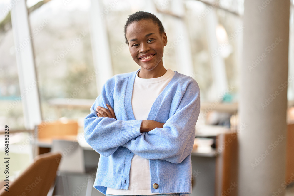 Foto de Happy cute African teenage girl, smiling confident short-haired cute Black ethnic ...