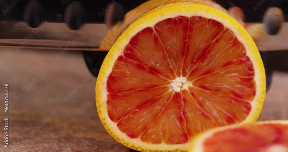 Vidéo Stock cut orange with yellow-red juicy flesh, round red orange ...