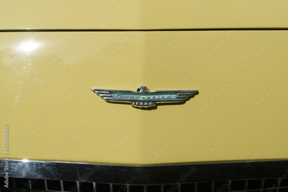Foto de Ford Thunderbird classic logo 1957 do Stock | Adobe Stock