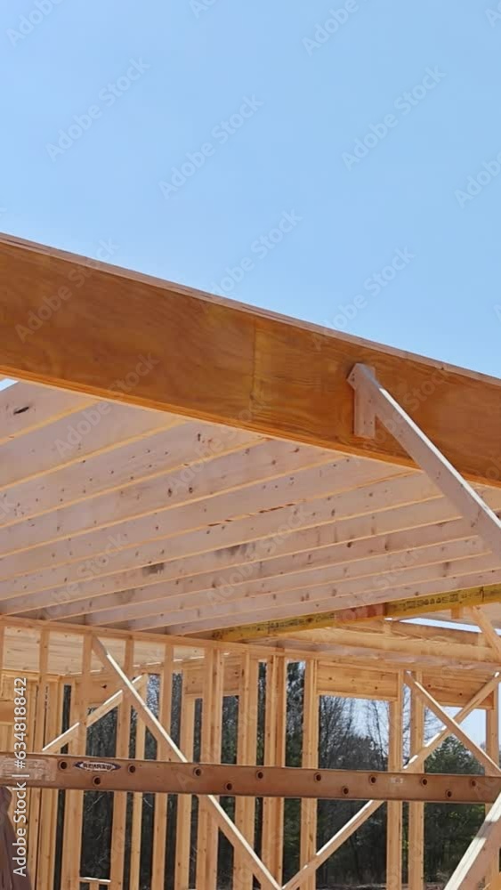 Vidéo Stock Support beams beams roof construction at new house ...