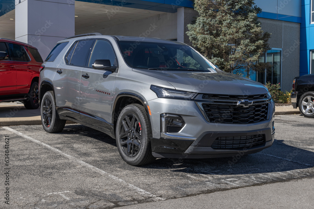 Foto de Chevrolet Traverse display at a dealership. Chevy offers the ...