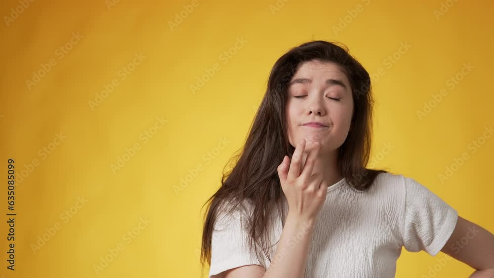 Vidéo Stock Casually dressed young woman with long dark hair with ...